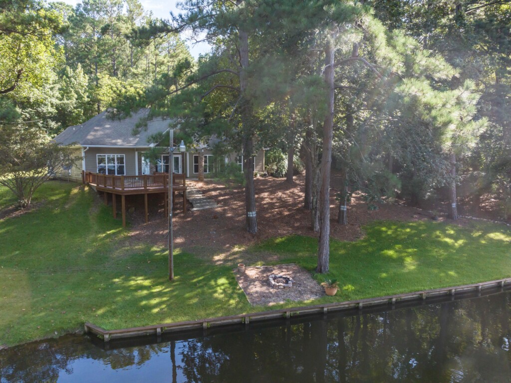 Spacious Waterfront Retreat | Lake Harding Homes